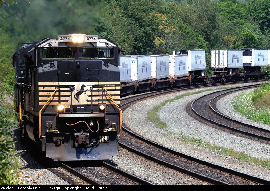 Westbound NS 2774 pulls an intermodal train up the grade